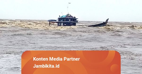 Diterjang Ombak Besar, Kapal Muatan Sawit dan Kelapa Tenggelam di Perairan Jambi | kumparan.com